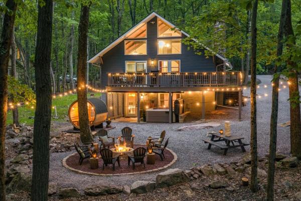 The Harmony Escape With Hot Tub, Sauna, Fire Pit, Games, Sleeps 18 - Lake Harmony, PA