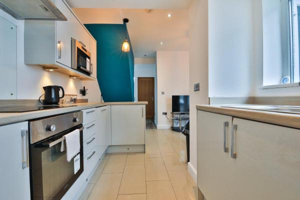 Modern 3-bed House With Courtyard, Treforest - Pontypridd