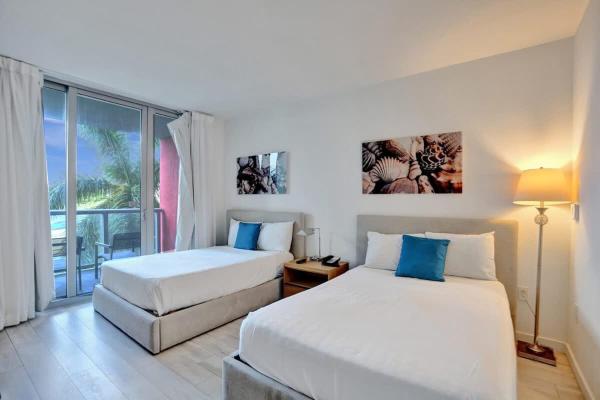 Chic Studio Beach Service Pool Gym Near Ocean 410 - Aventura, FL