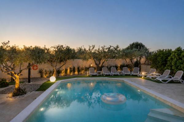 Tenuta Con Due Abitazioni Indipendenti - Cisternino