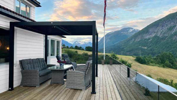 Perfectly Located Between Fjord And Mountains - Loen