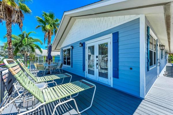 Steps To Manatee Beach, Pool, And Private Sun Deck - Holmes Beach, FL
