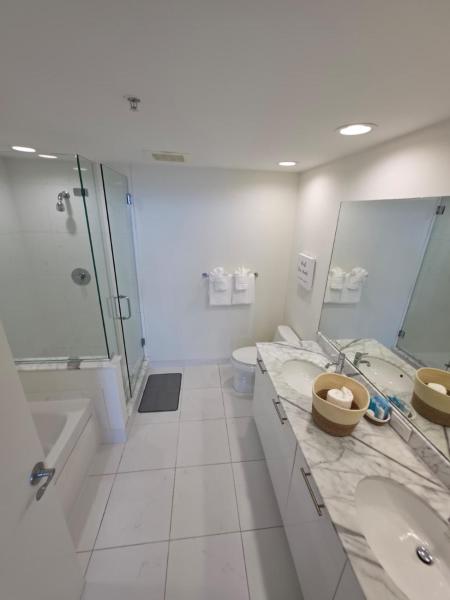 Lux In White 2br, Balcony, Pool & Bay View - Fort Myers