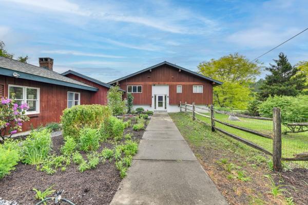 3 Acres, Mtn Views, Pond Access, Steps To Winery - Lenox, MA