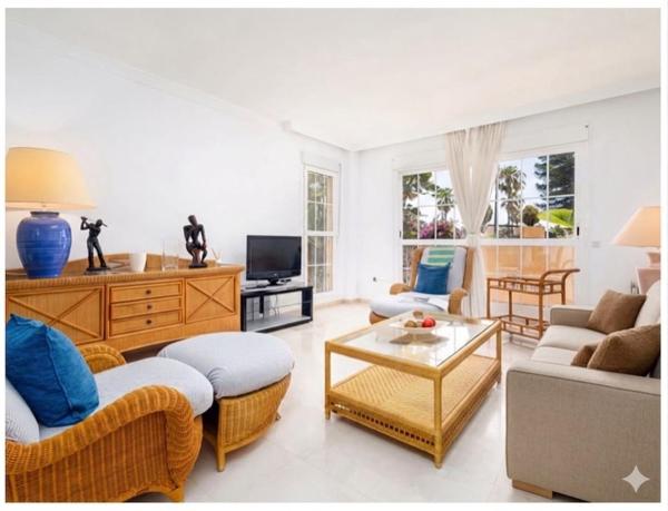 Beachfront 2 Bd Apartment & Private Garden - マルベリャ