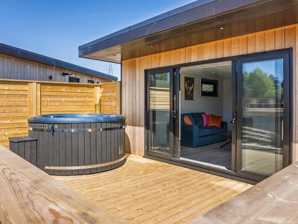 Lovebird Lodge - Uk51939 - Stockton-on-Tees