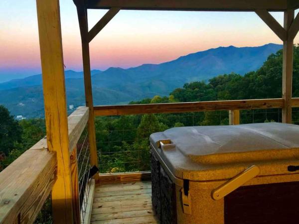 Mountain & Downtown Views * Hot Tub * 3 Clubhouses - Gatlinburg, TN