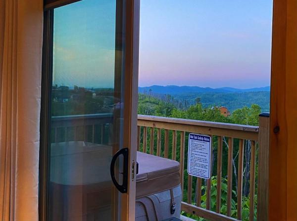 Mountain Views * 2 Hot Tubs * Deck * 3 Clubhouses - Gatlinburg, TN