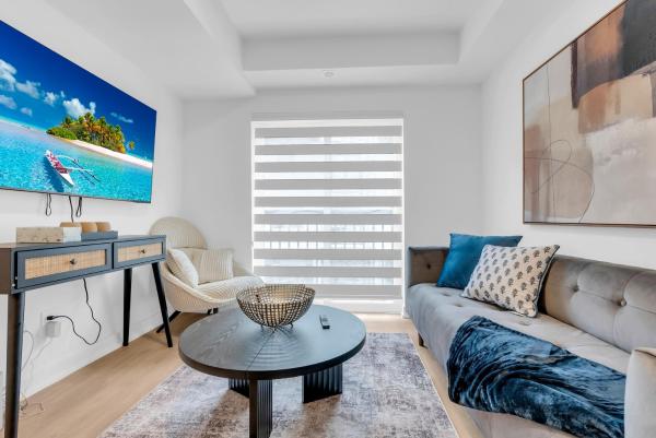 Modern Whitby Railway Home - Oshawa
