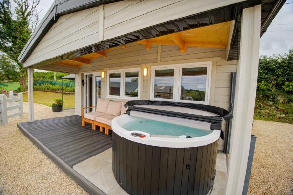 Rae's Cabin, Log Cabin With Hot Tub & Covered Deck, Carrigart - County Donegal
