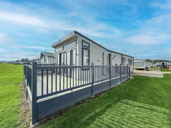 Stunning Caravan With Full Sea Views At Broadland Sands In Suffolk Ref 20236bs - Gorleston-on-Sea