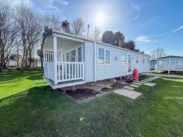 Lovely Caravan With Decking At Broadland Sands In Suffolk Ref 20178bs - Gorleston-on-Sea