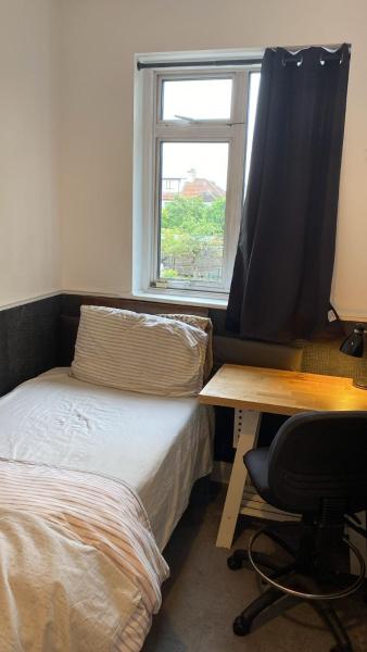 Single Room For Female In Fmaily House - Romford