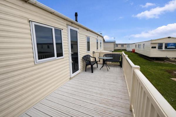 Brilliant 8 Berth Caravan With Decking And Nearby Scratby Beach Ref 50050f - Winterton-on-Sea