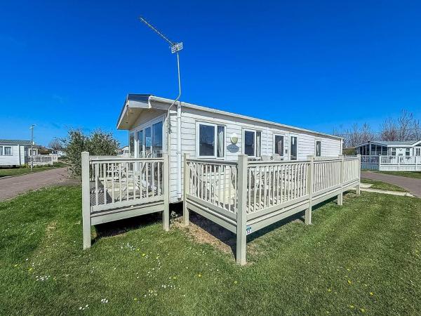 Beautiful Caravan With Decking At California Cliffs In Scratby Ref 50052l - Caister-on-Sea