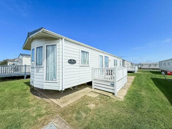 Brilliant 6 Berth Caravan For Hire With Decking By The Norfolk Coast Ref 50064g - Caister-on-Sea