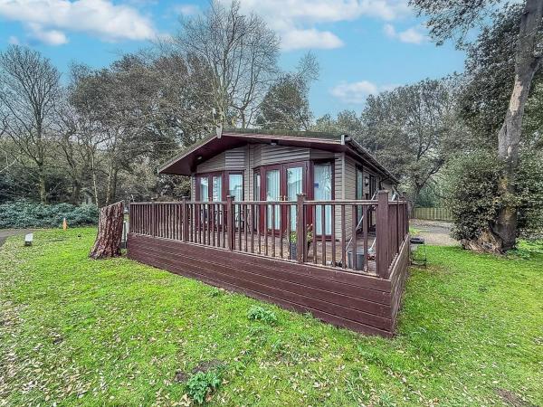 Pet Friendly, Luxury Lodge With Decking In Suffolk Near The Beach Ref 32108a - Lowestoft