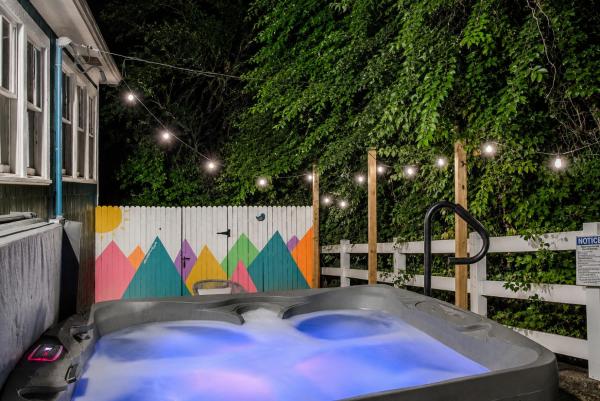 The Bluebird Cottage Style Cabin With Hot Tub Near Turner Falls And Casinos - 