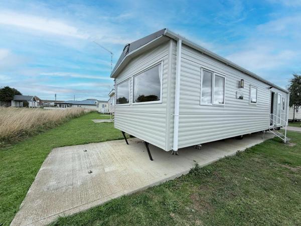Superb 6 Caravan At Belle Aire Holiday Park Ref 00095ba - Hemsby