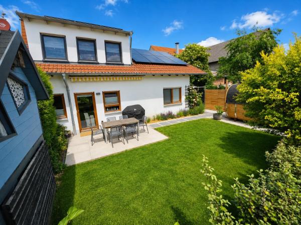 Modernes Ferienhaus Mit Großer Küche, Terrasse & Garten - Idstein
