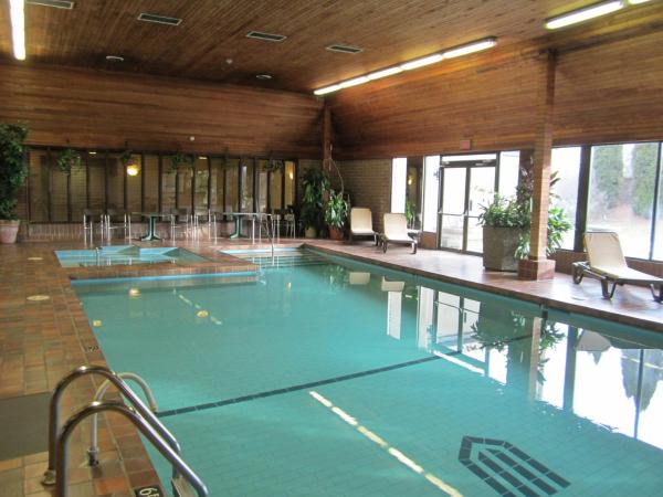 Ramada By Wyndham Kelowna Hotel & Conference Center- Pool, Hot Tub, And Restaurant - Kelowna