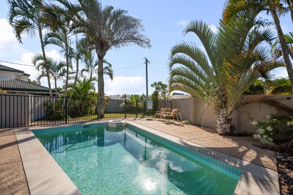Casa Banksia Waterfront Ocean Views Huge Pool - Caboolture