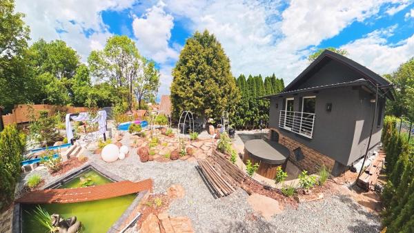 Secret Garden Retreat - Pool & Hot Tub - Kolín