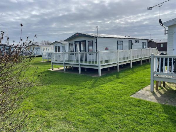 Modern 4 Berth Caravan With Decking At Manor Park, Hunstanton Ref 23002h - Hunstanton