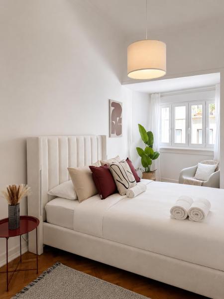 1e- Walk Everywhere From Lisbon's Most Iconic Neighborhoods, Rossio, Chiado, Baixa And Liberty Avenue - Amora