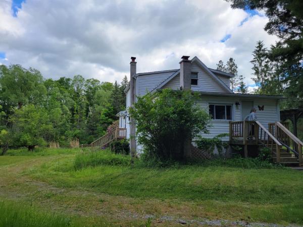 Wine And Roses Farm House - Waymart, PA
