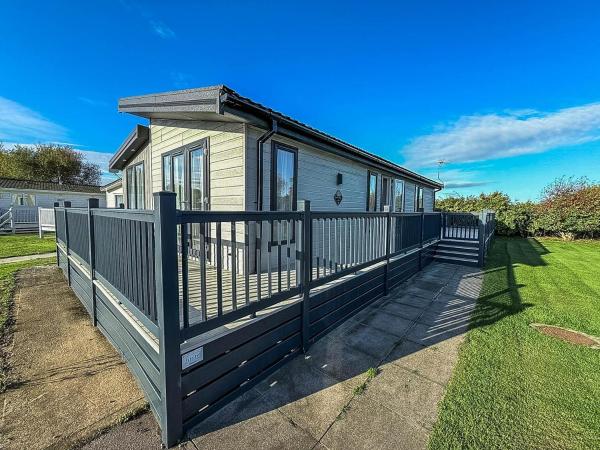 Stunning Lodge With Decking Nearby Hunstanton Beach, Sleeps 6 Ref 23215k - Hunstanton