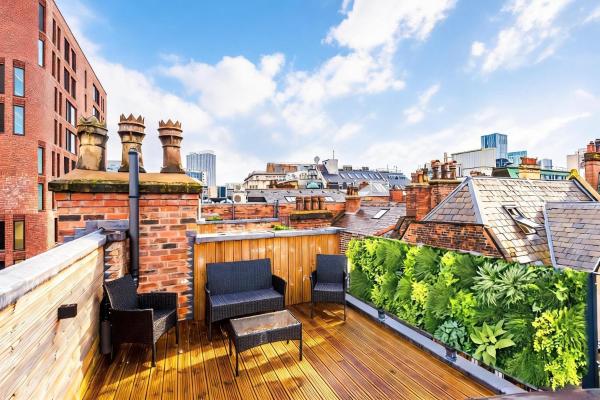 Stylish 3-bed Central Stay - Roof Terrace & Parking - Manchester