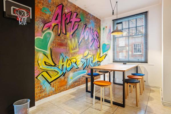 Design-led Shoreditch Flat Graffiti Brick Lane - London