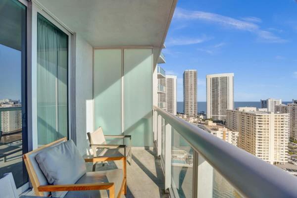Relaxing Studio Private Balcony Pool Beach - Hallandale Beach, FL