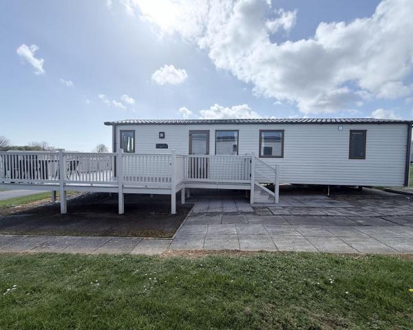 Caravan With A Spacious Decking Area At Sand Le Mere Park, Yorkshire Ref 71062me - Withernsea
