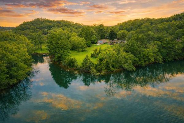 Private Lakefront Peninsula Retreat With Hot Tub - ETSU, Kingsport