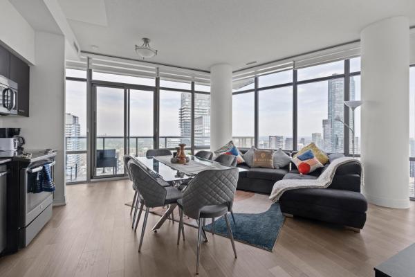 Spacious 2 Bedroom High Floor With Skyline View With Balcony In Dt Toronto - Toronto
