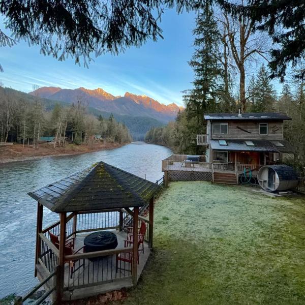 Riverfront Retreat Hot Tub Sauna Yard Gazebo And Views - Index, WA