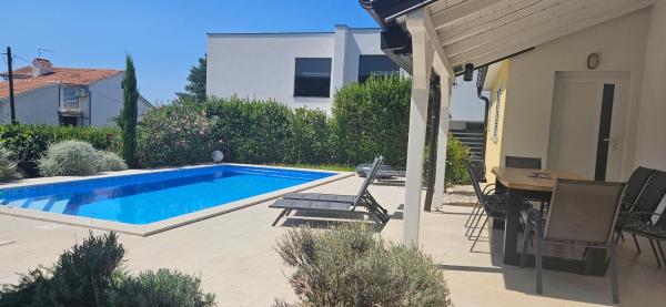 Apartment With Private Pool - Njivice