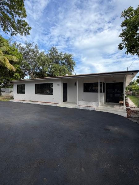 Modern Italian Villa Azure Near Beaches & Sleeps 6 - ノース・マイアミ, FL