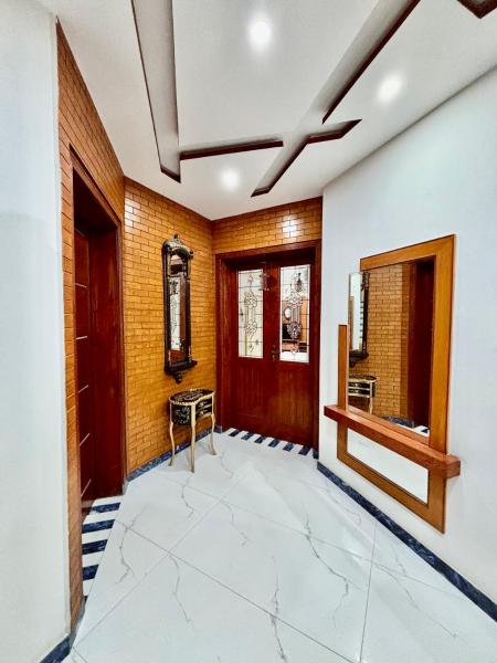 Luxury Rooms Private Upper Floor In Lahore - Lahore