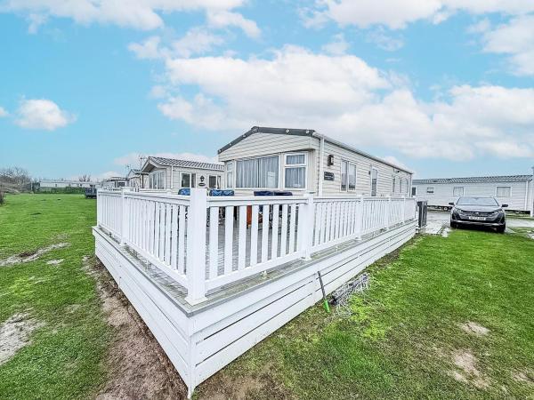 Stunning Caravan With Wifi & Decking At St Osyth Beach In Essex Ref 28007sv - Clacton-on-Sea