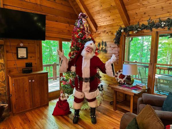 The Christmas Cabin Creekside Hot Tub Escape - Mineral Bluff, GA