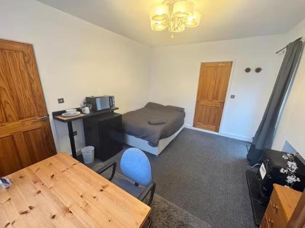 Studio Sleeps 2 With Parking - Derby