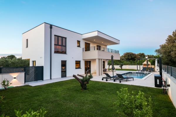 Villa Arboria With Heated Pool - Nin