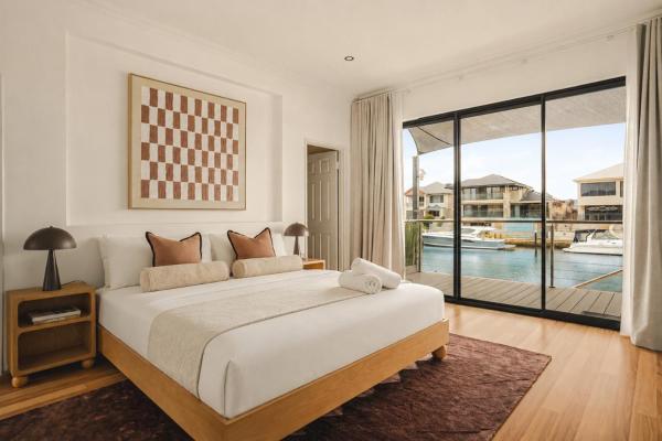 Waterfront Home With Canal Views In Halls Head - 曼杜拉