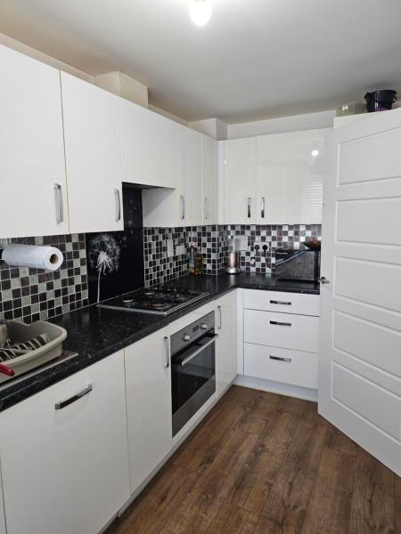 3 Bed Mid Terraced House With 2 Allocated Parking Spaces With Recliner Sofa - Basingstoke