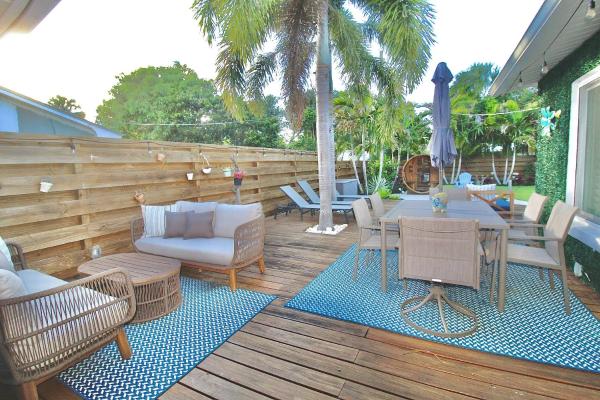 Lounging Lizard - Jensen Beach, FL