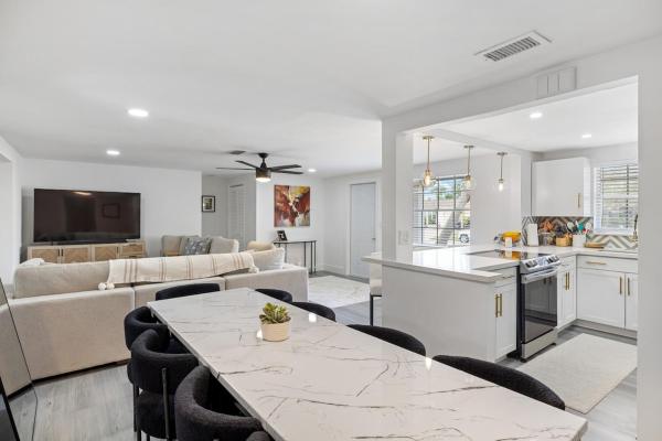 Red Door Siesta, Updated 4br House With Hot Tub, 7 Min To Siesta! - Sarasota, FL