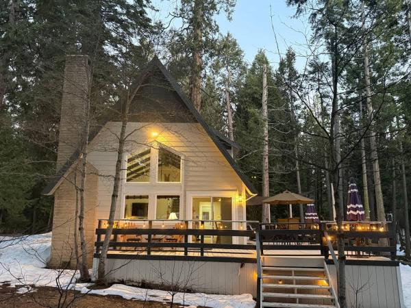 Peaceful Shaver Lake Mountain Retreat With Deck & Forest Views - Shaver Lake, CA